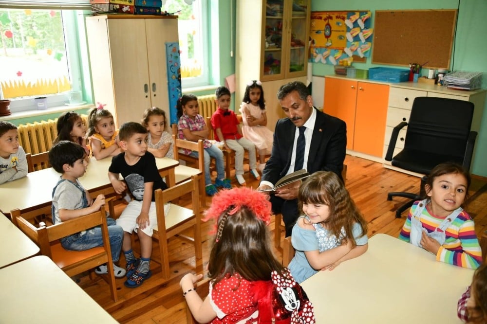 Vali çocuklara masal okudu - Yeni Akit