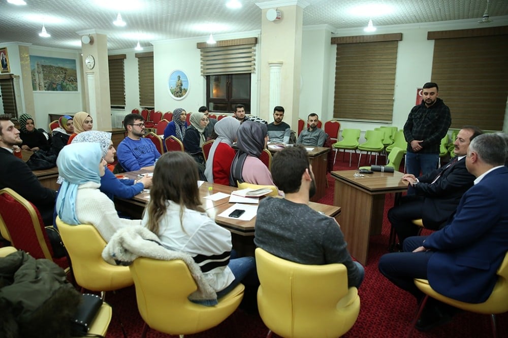 Vali pehlivan Erasmus Plus proje eğitimi alan öğretmenlerle bir araya ...