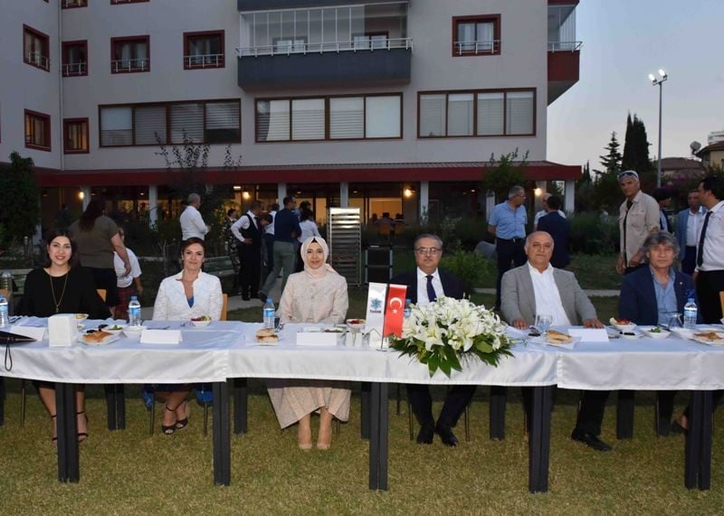 Vali Su, Yaşlı Yaşam Merkezi’nde düzenlenen iftar programına katıldı ...