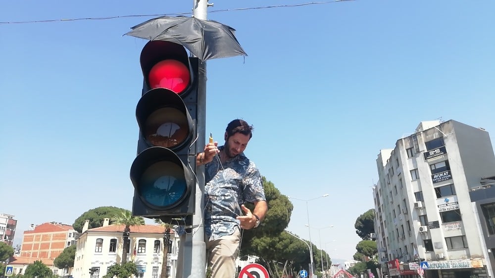 Yuva yapan kumruya şemsiyeli yardım - Yeni Akit