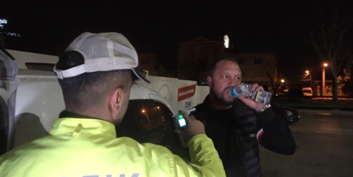 Akıl tatilde! Alkolik sürücünün yırtma taktiğine bakın - Yeni Akit