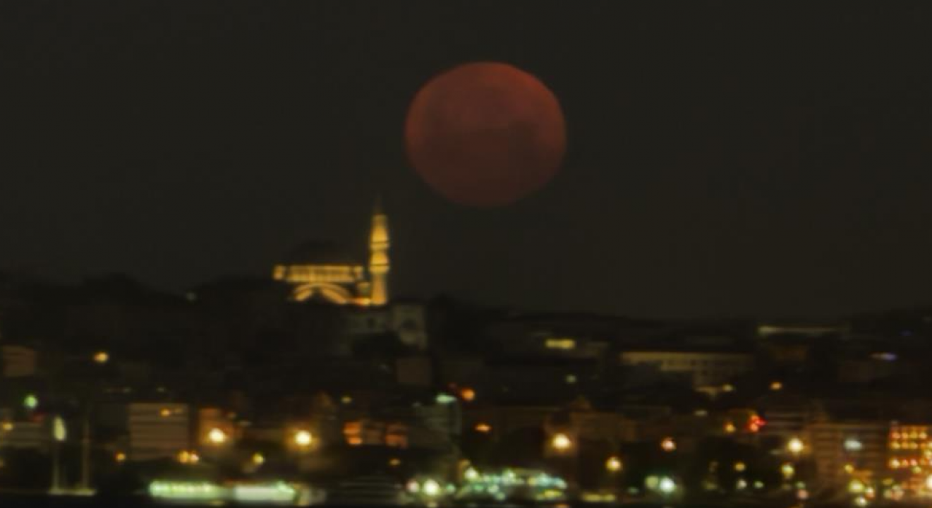 "Çilek Dolunayı" İstanbul Avrupa Yakası'ndan böyle görüntülendi - Yeni Akit