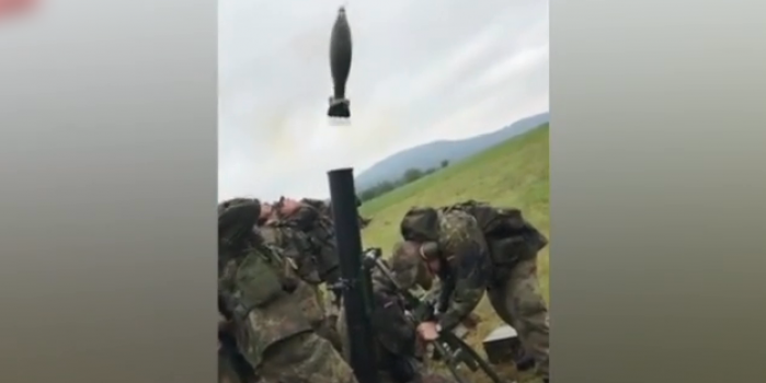 Havan topu ateş almadı... Askerlerin arasına düştü! - Yeni Akit