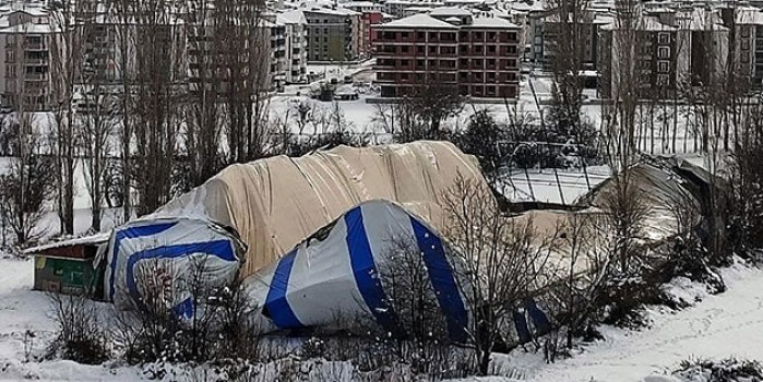 Kara dayanamayan halı saha böyle çöktü - Yeni Akit