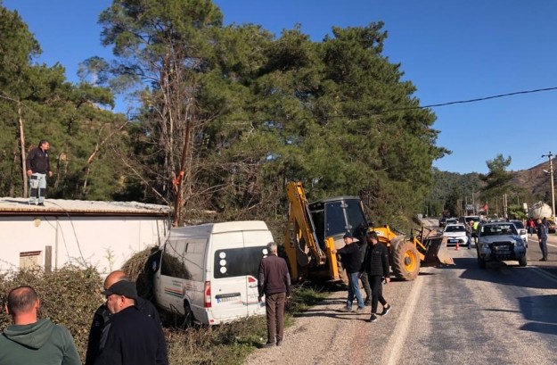 Marmaris'te iş yerinin duvarına çarpan minibüsteki 6 kişi yaralandı ...