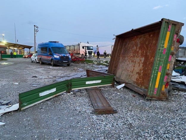 Mermer yüklü tır, işçi servisi ile çarpıştı: 9 yaralı - Yeni Akit